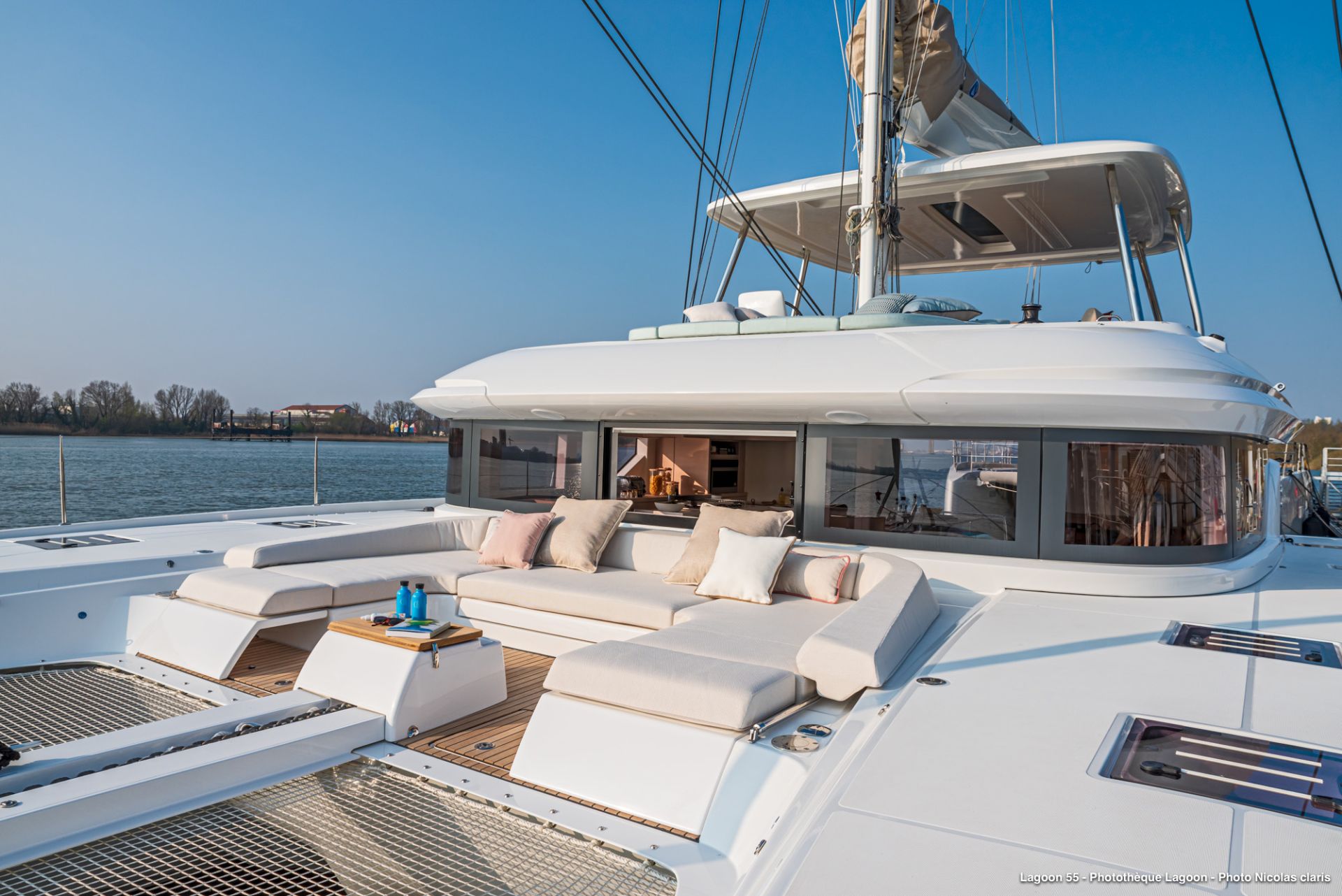 AZUL Yacht Charter Details, Lagoon 55 | CHARTERWORLD Luxury Superyachts